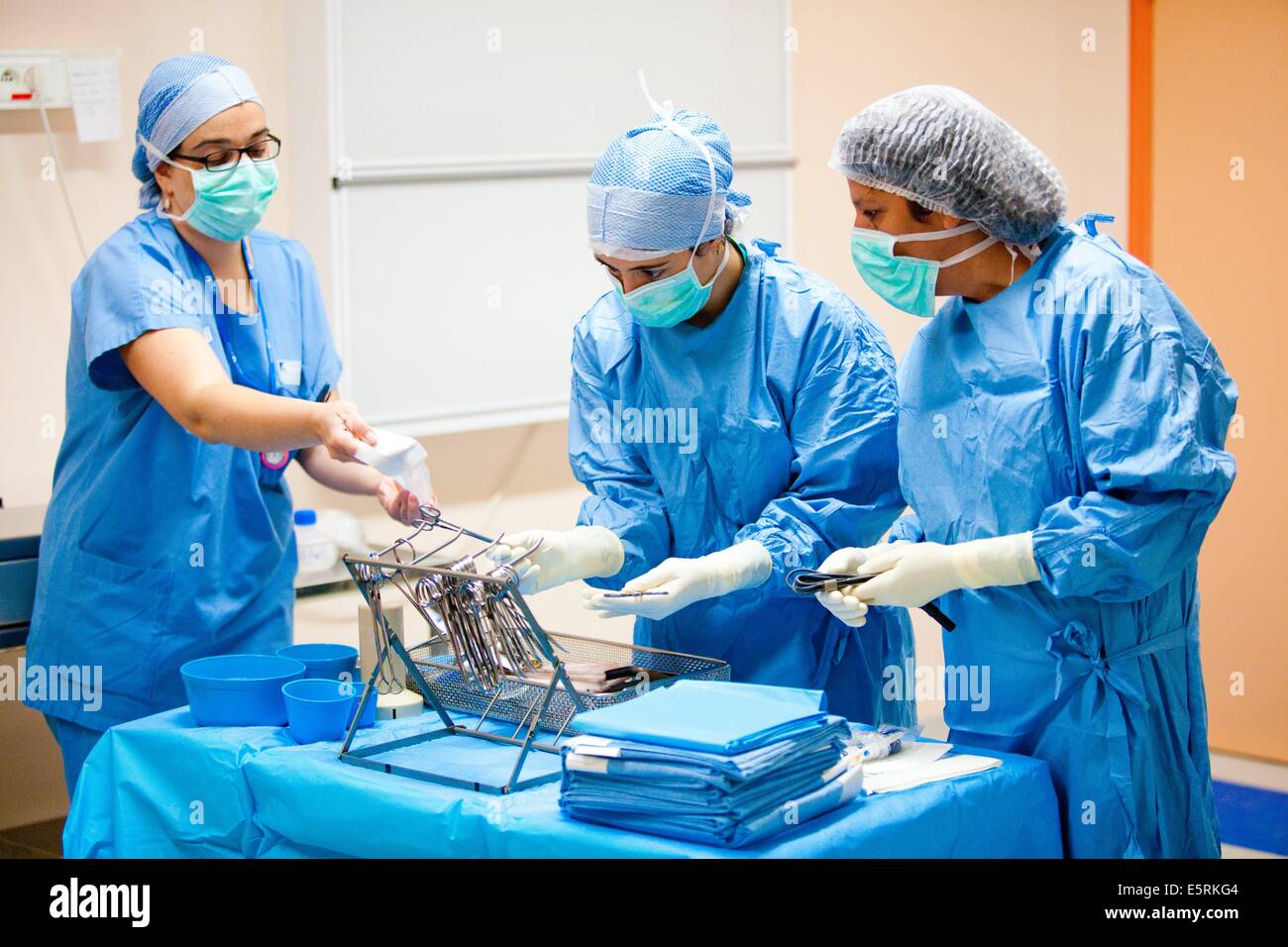 Hospital staff in operating theatre hi-res stock photography and images ...