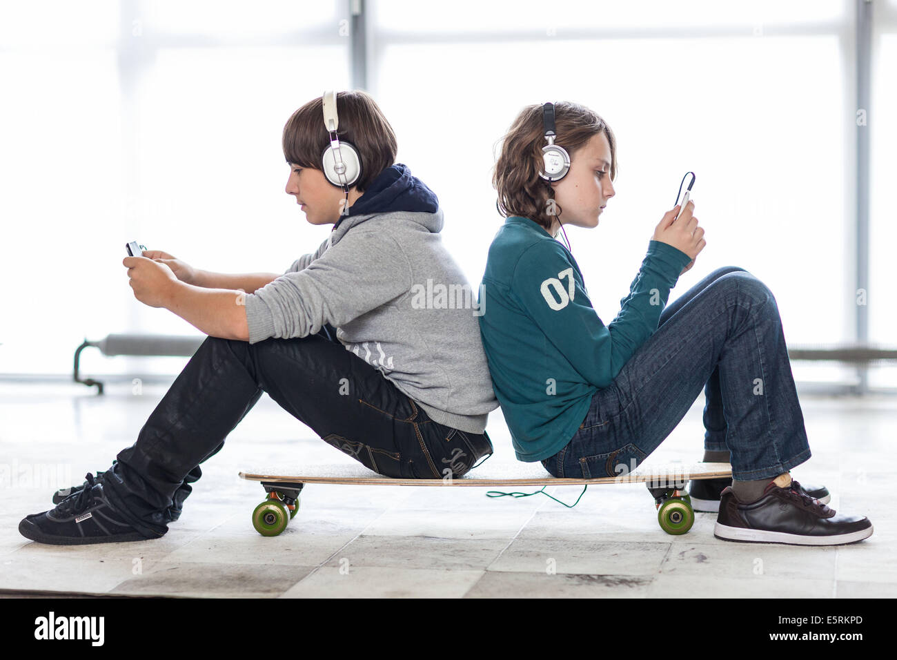 Teenagers using smartphone Stock Photo - Alamy