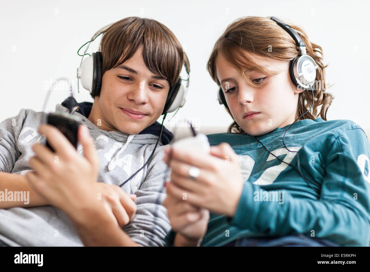 Teenagers using smartphone Stock Photo - Alamy