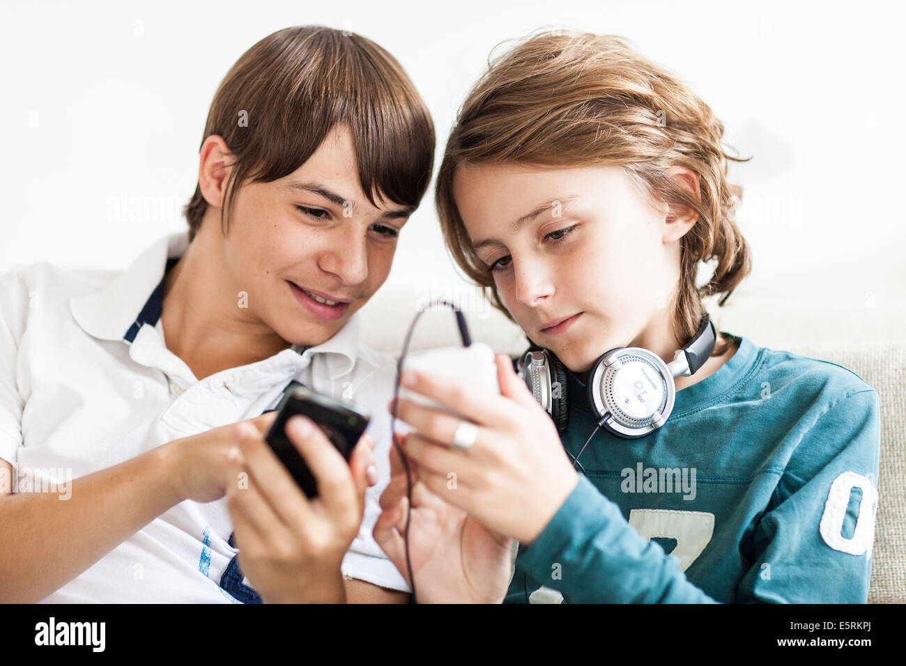Teenagers using smartphone Stock Photo - Alamy