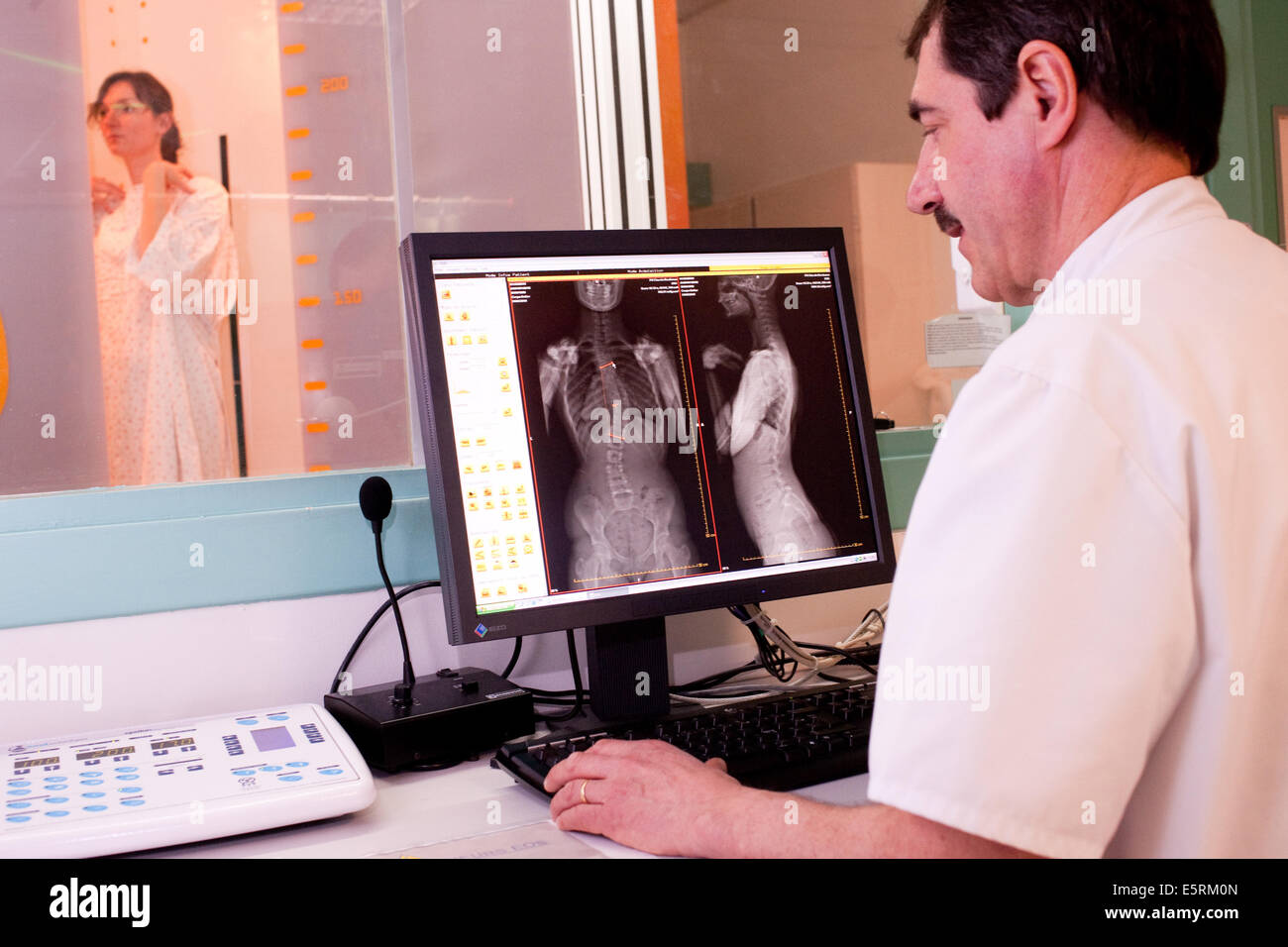 EOS biplanar X-ray scanner, this 2D and 3D digital X-ray imaging ...