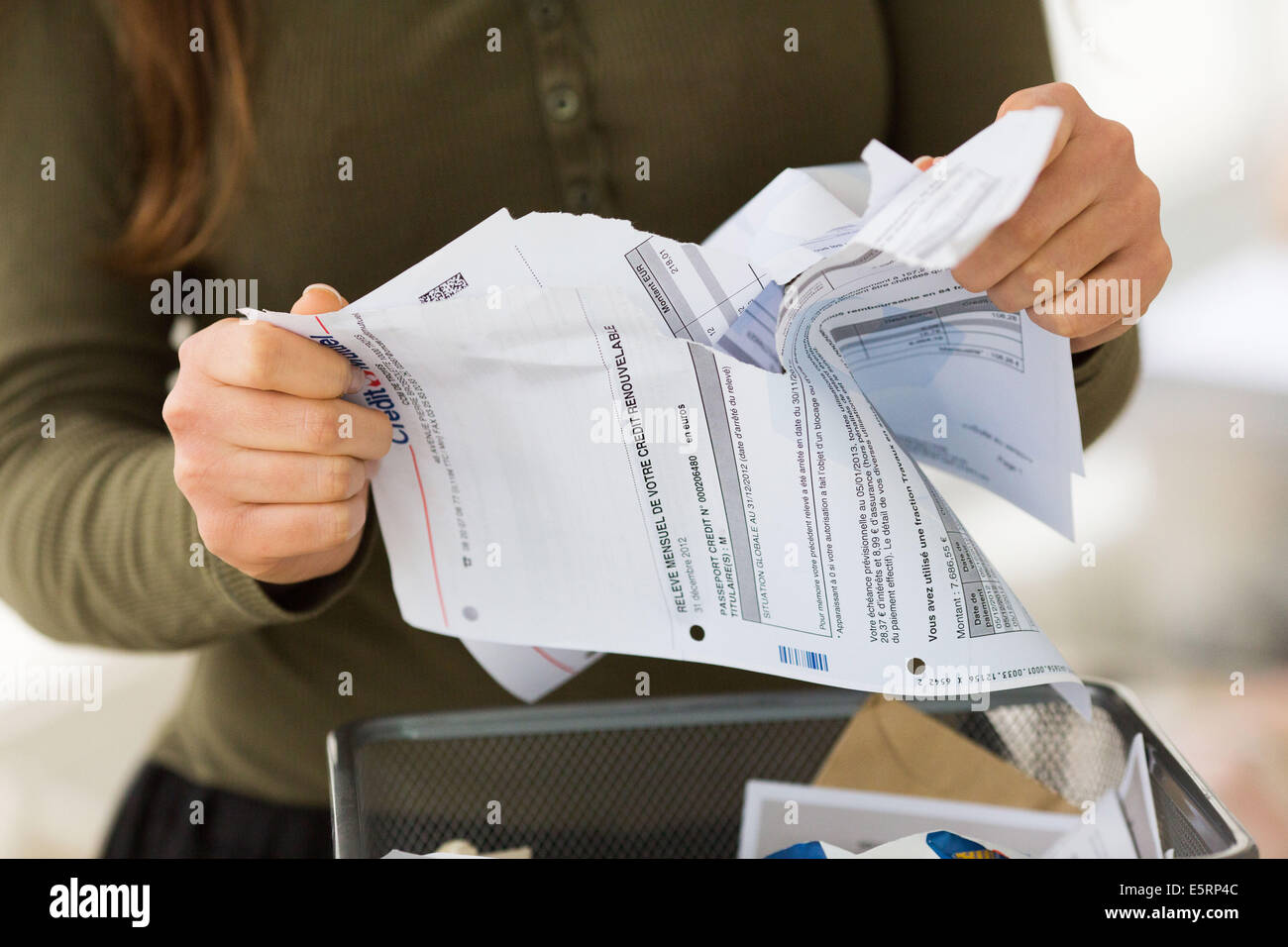 Woman throw paper in bin hi-res stock photography and images - Alamy