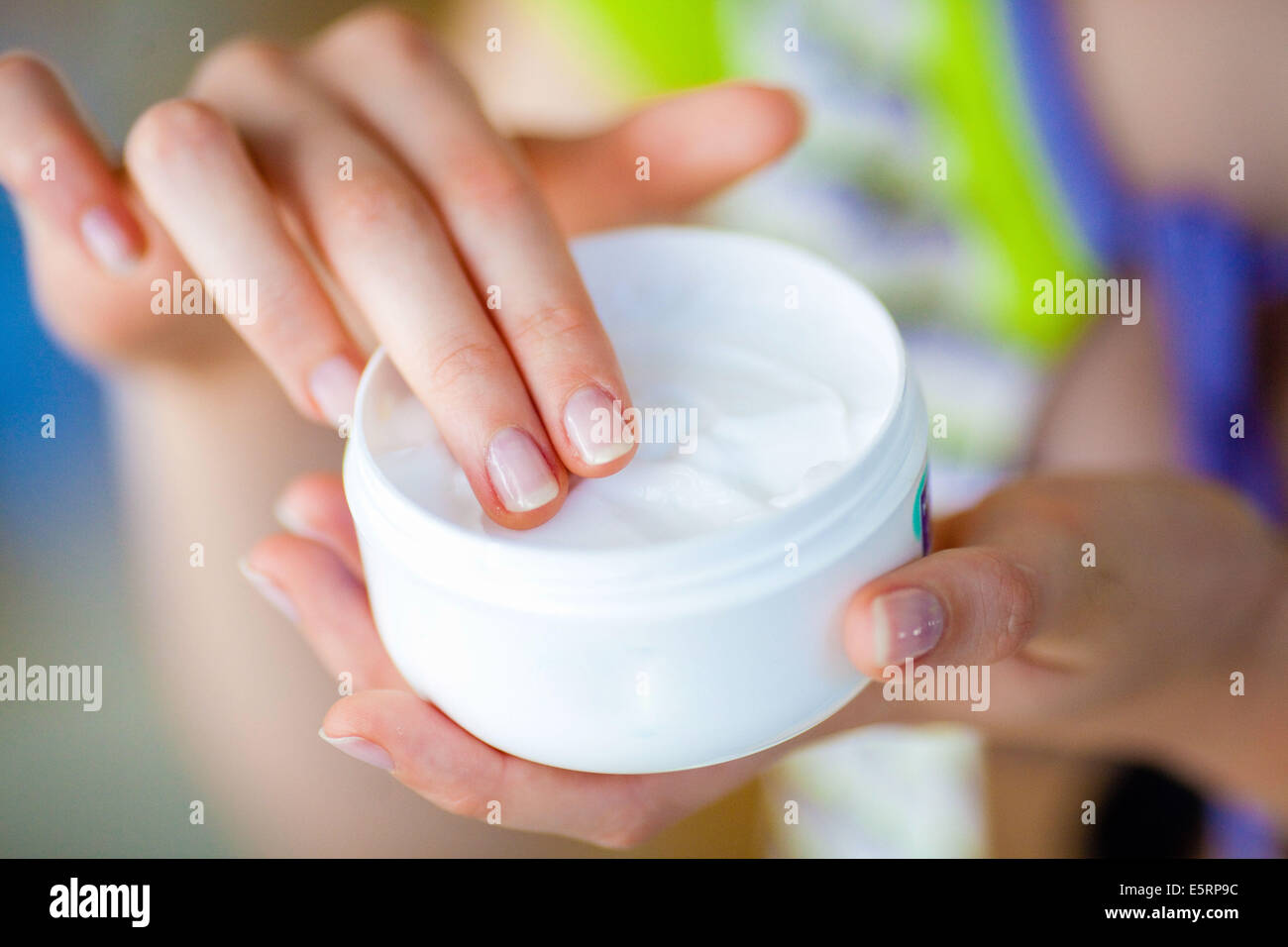 Woman applying moisterizing cream Stock Photo - Alamy