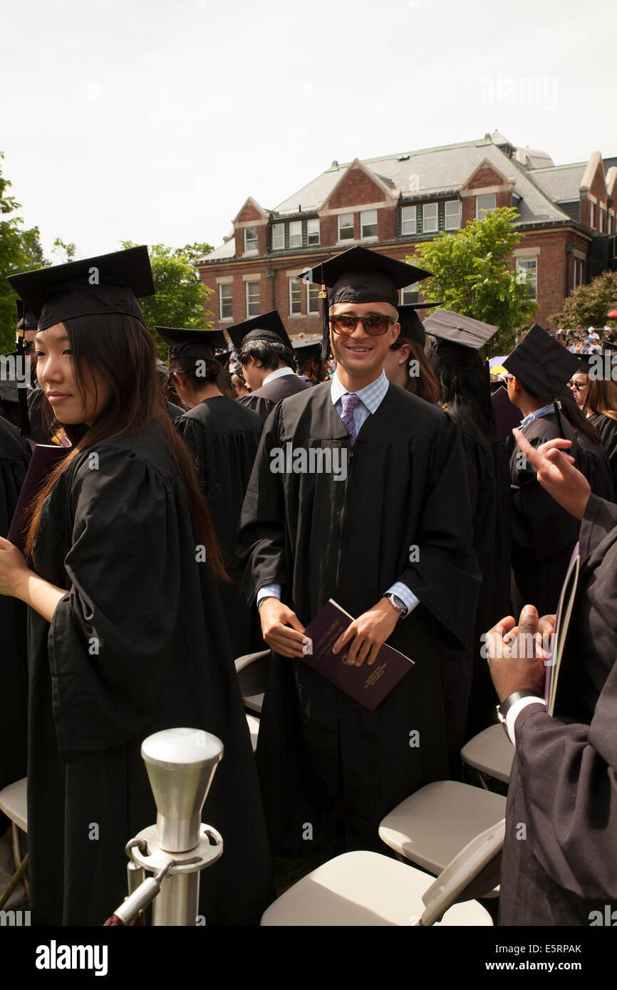 Group graduating students walking hi-res stock photography and images ...