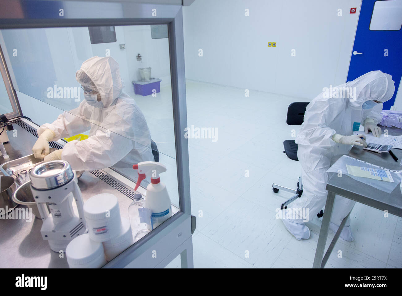 Preparation of a skin donation in a cleanroom before preservation, cell ...