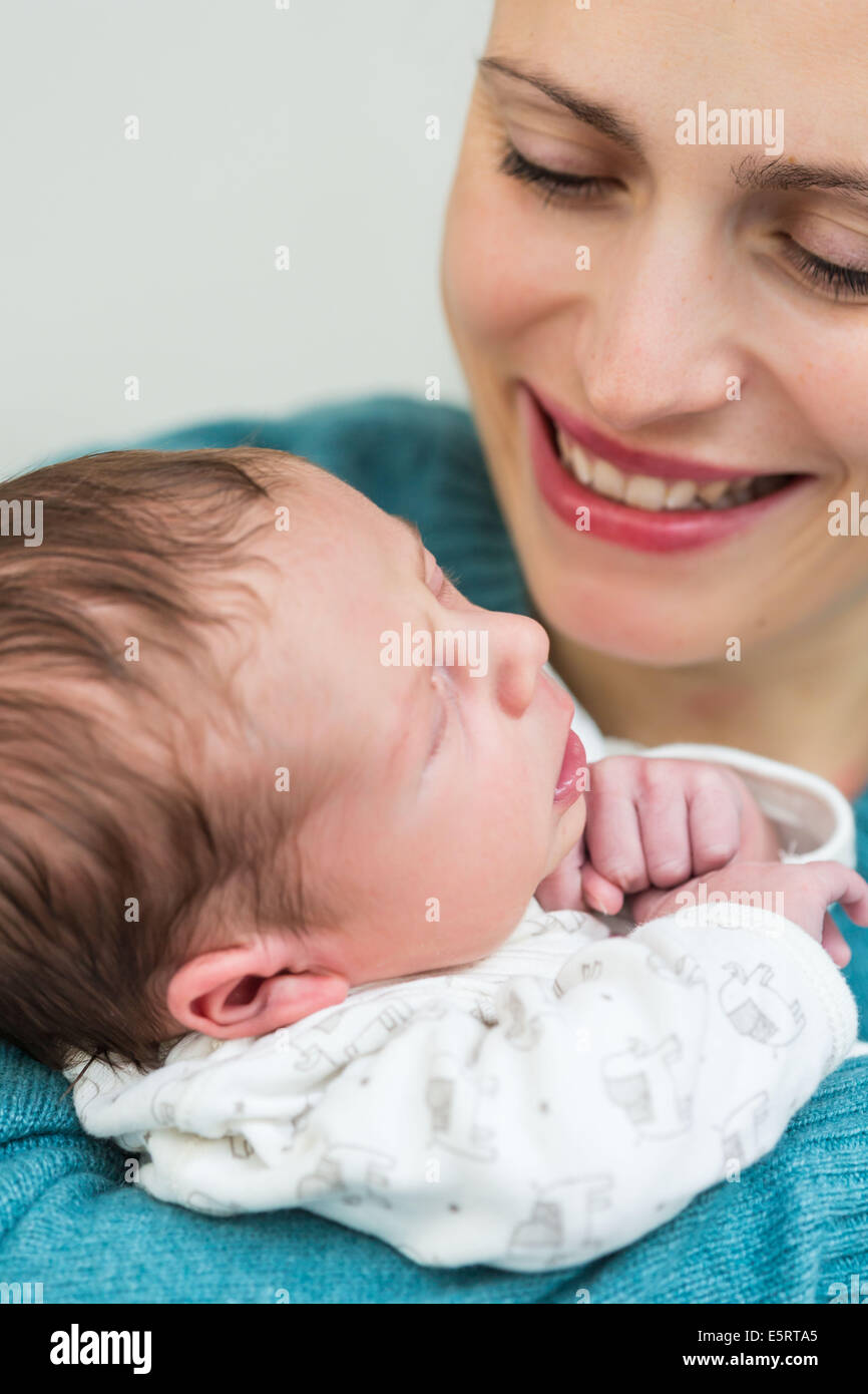 Mother holding her two week old baby boy Stock Photo - Alamy