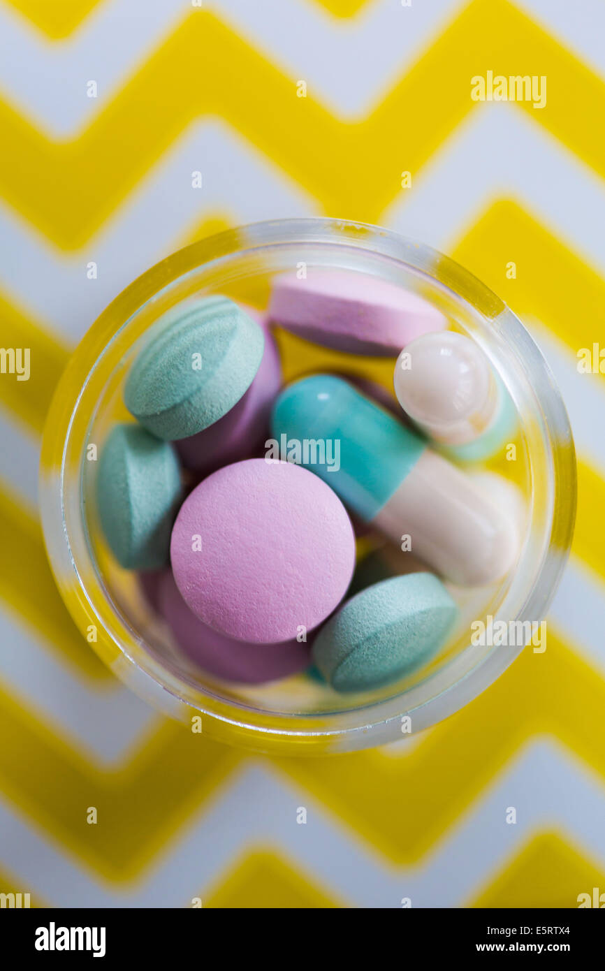 Capsules and tablets Stock Photo - Alamy