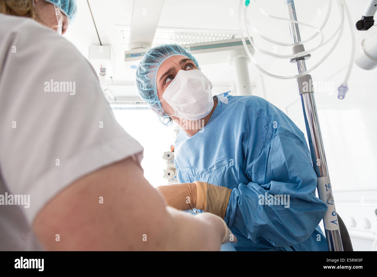 Intubation patient hi-res stock photography and images - Alamy