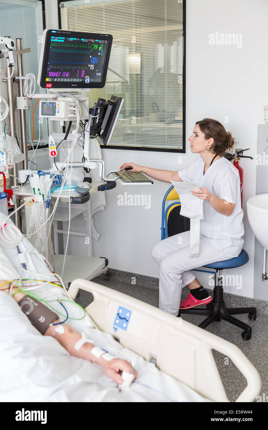 Intensive care hospital nurse patient hi-res stock photography and ...