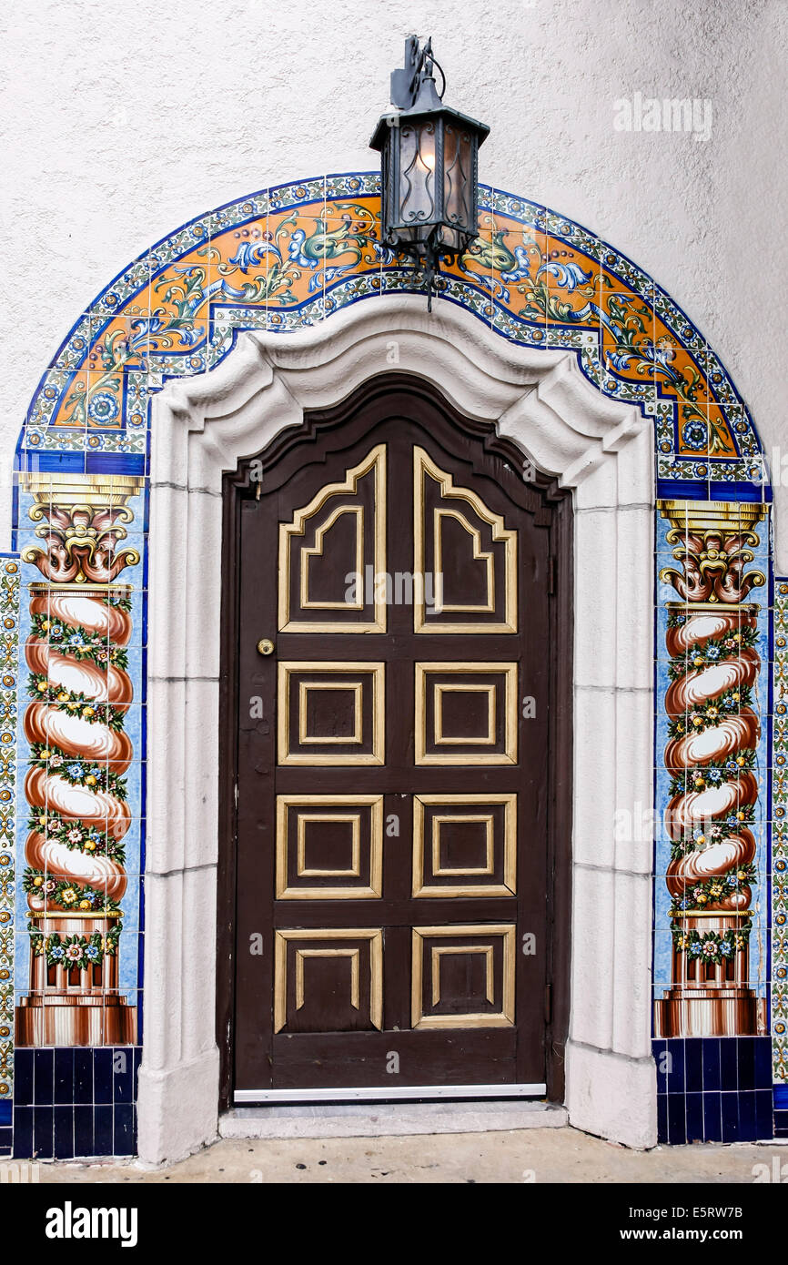 Spanish influenced architecture hi-res stock photography and images - Alamy