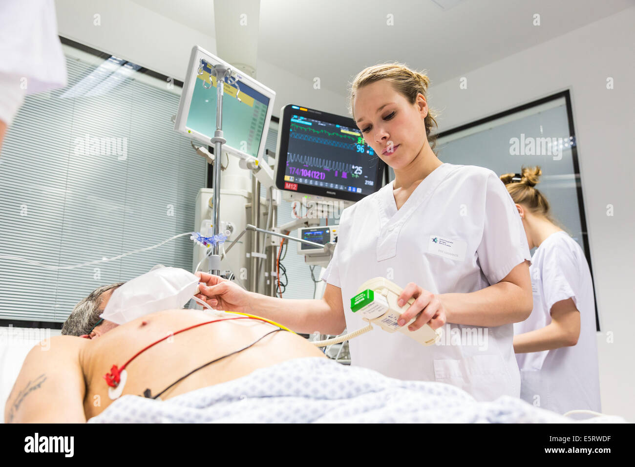 Intensive care hospital nurse patient hi-res stock photography and ...