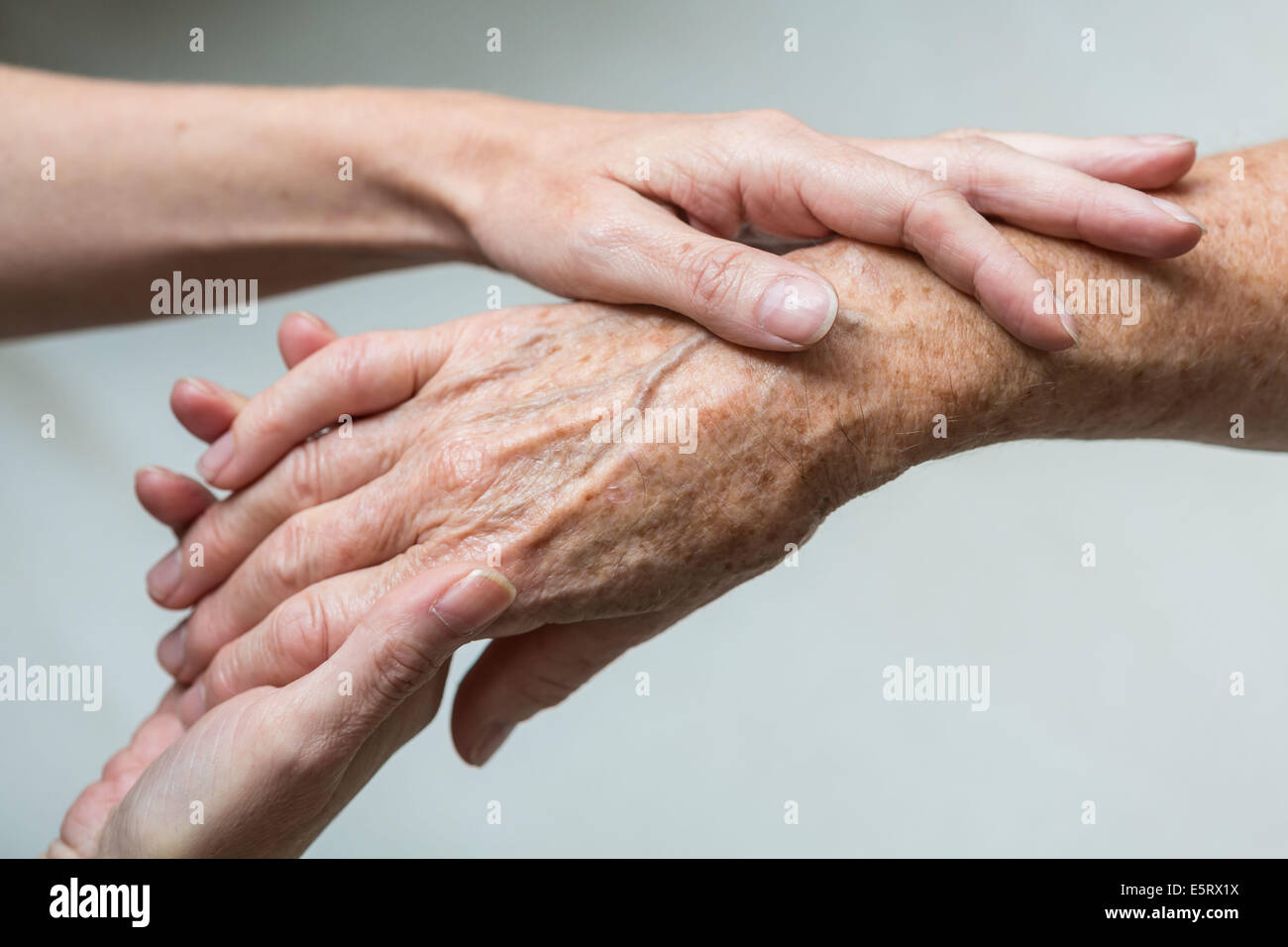 Old persons hands hi-res stock photography and images - Alamy