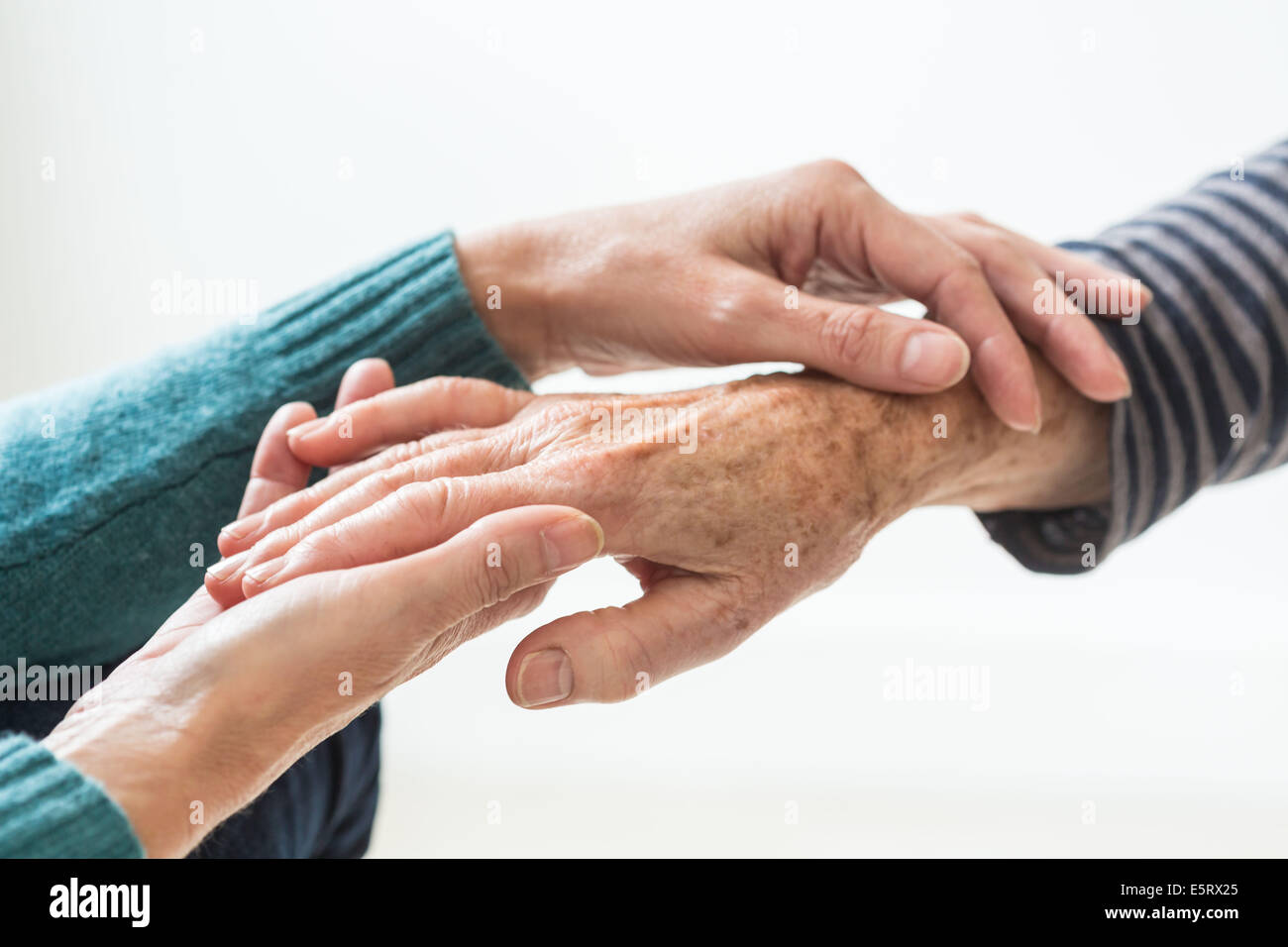 Old persons hands hi-res stock photography and images - Alamy