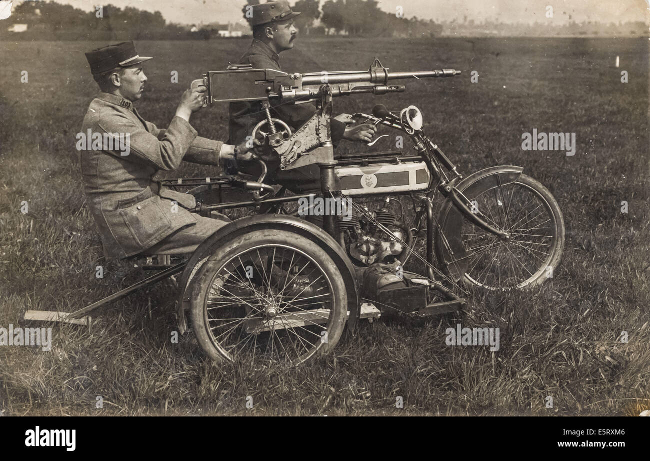 French soldiers firing a machine gun during the First World War Stock ...