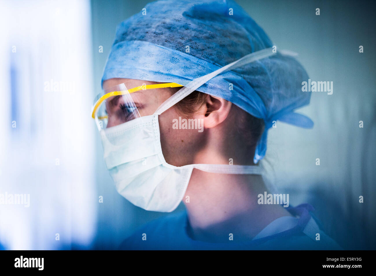Operating theatre nurse hi-res stock photography and images - Alamy