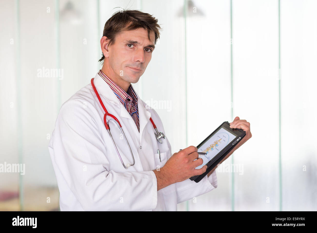 Person using ipad hospital hi-res stock photography and images - Alamy