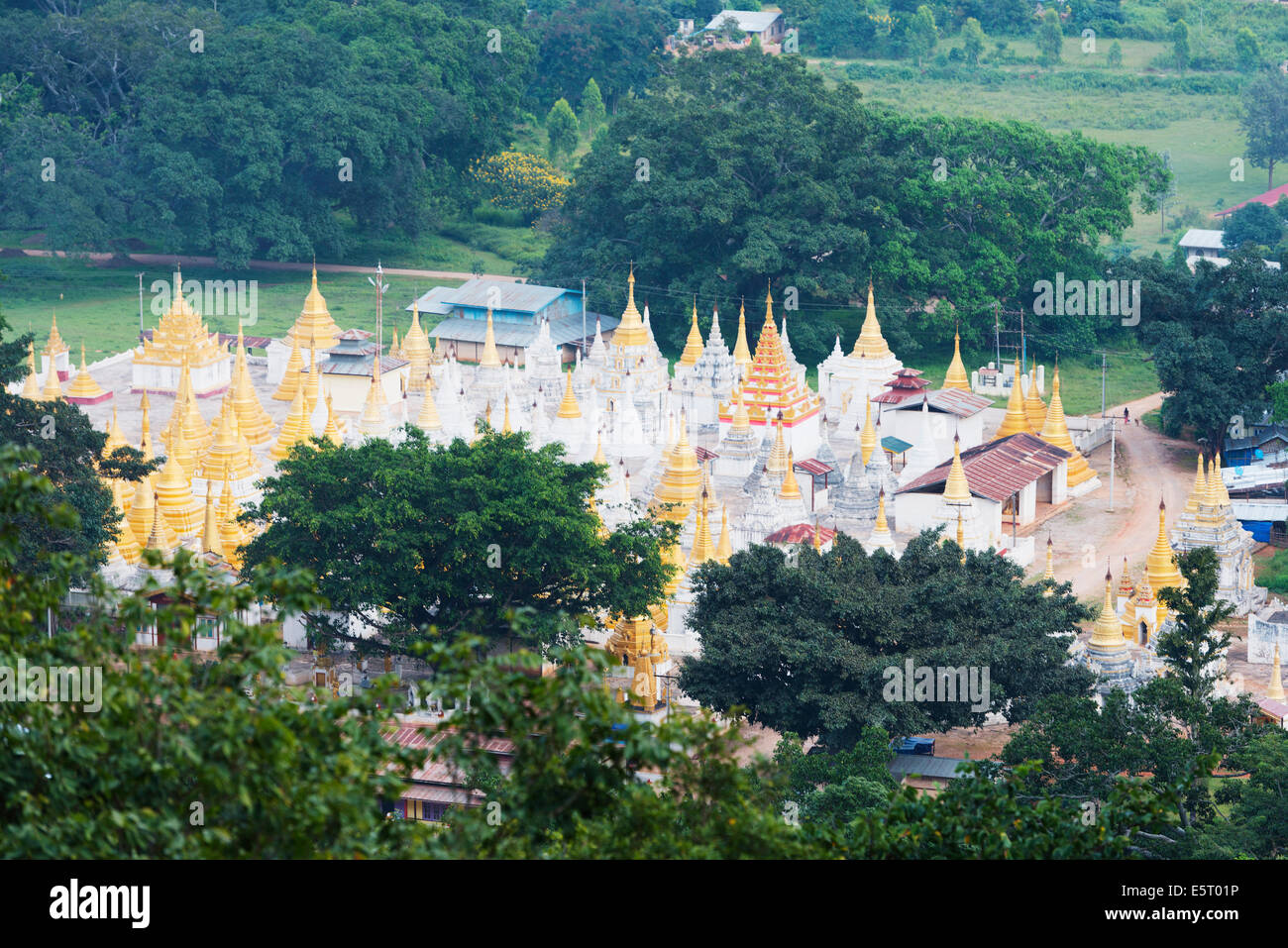 Nget pyaw taw pagoda temple stupa hi-res stock photography and images ...