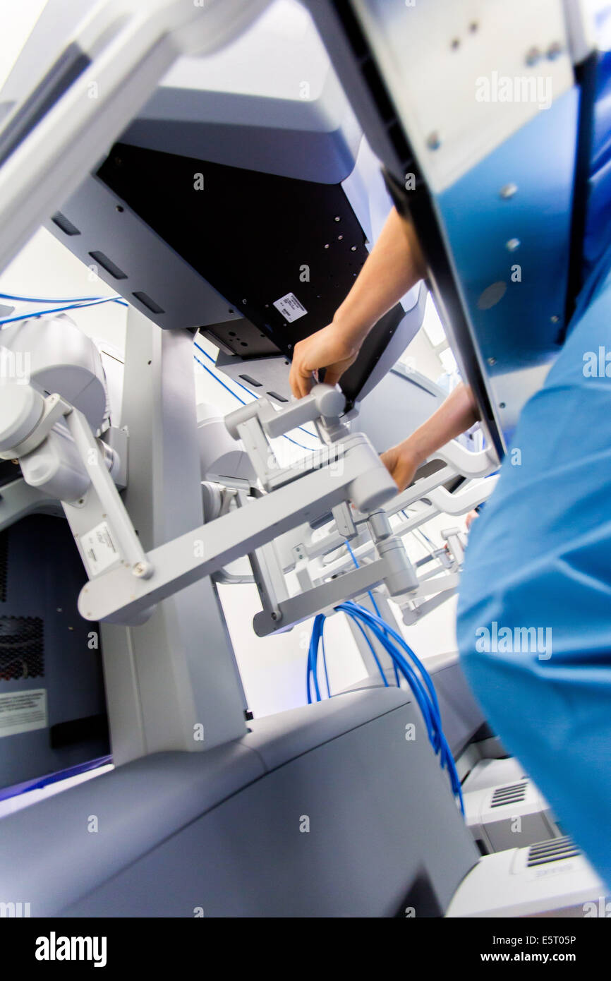 Hysterectomy performed by the telesurgery robot Da Vinci, which four ...