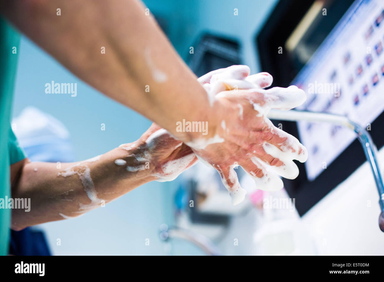 Hospital staff washing hands Stock Photo - Alamy