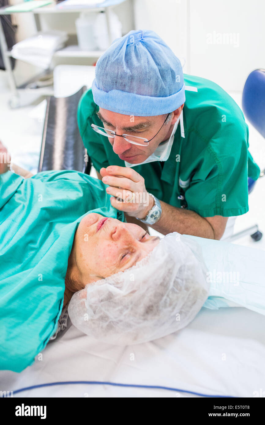 Patient under anesthesia hi-res stock photography and images - Alamy