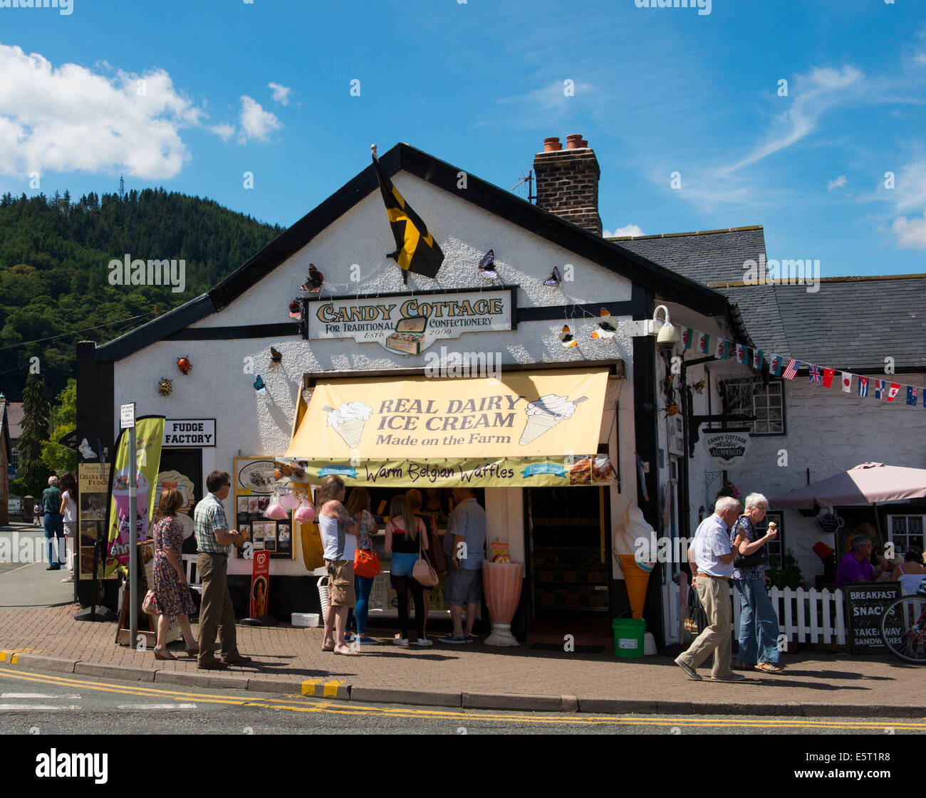 Ice cream shop llangollen wales hi-res stock photography and images - Alamy