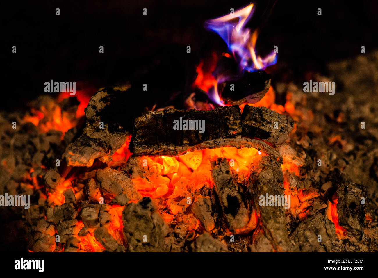 Flames and glowing embers in a fire Stock Photo - Alamy