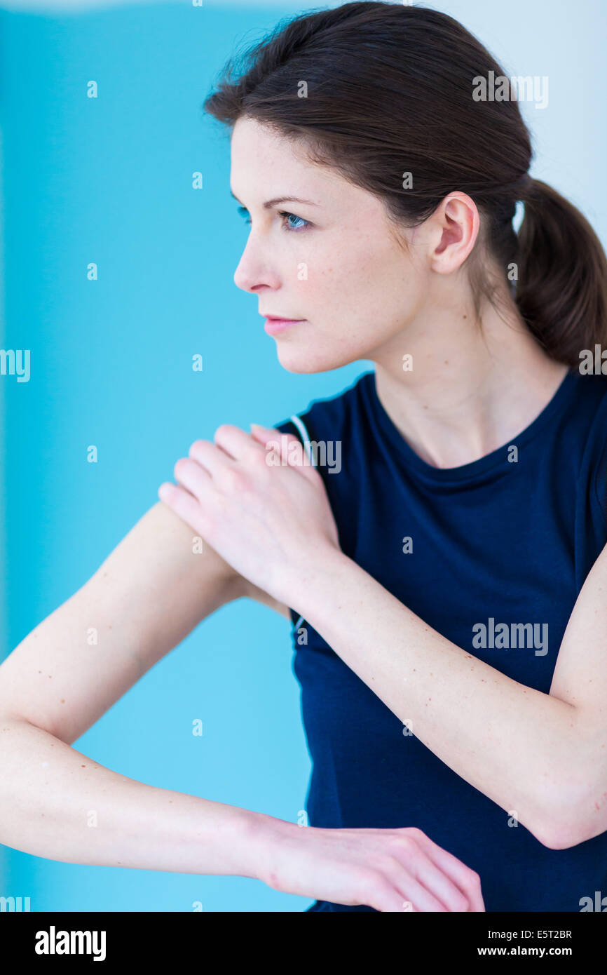 Shoulder pain, Woman rubbing her shoulder Stock Photo - Alamy