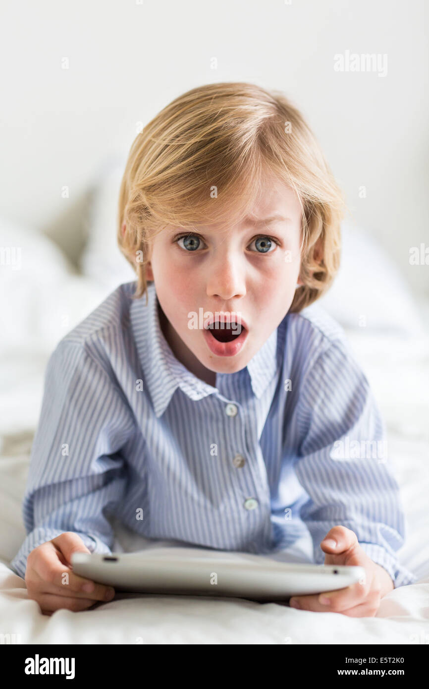7 year old boy using computer hi-res stock photography and images - Alamy