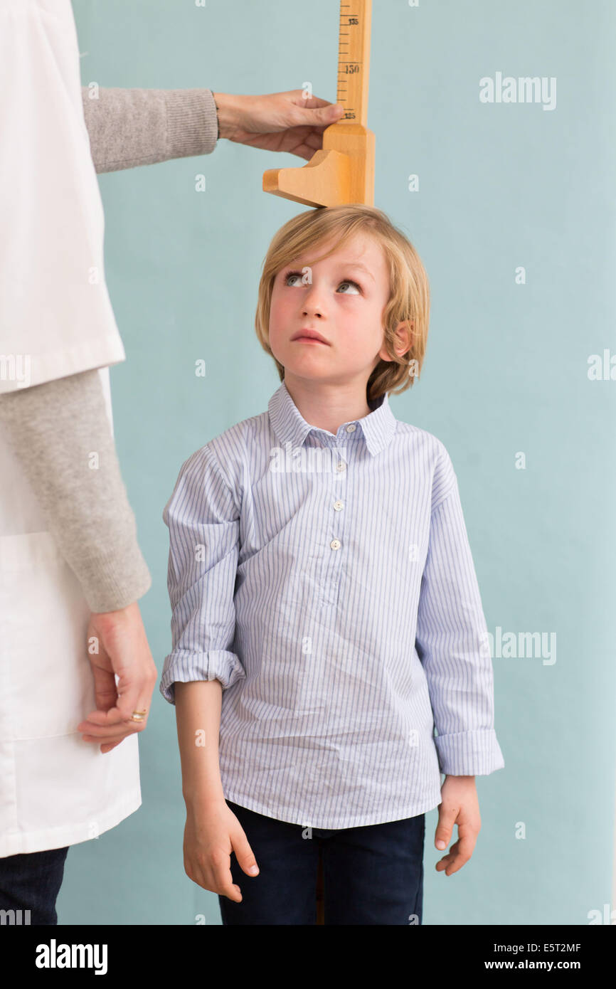 Doctor measure height girl hi-res stock photography and images - Alamy