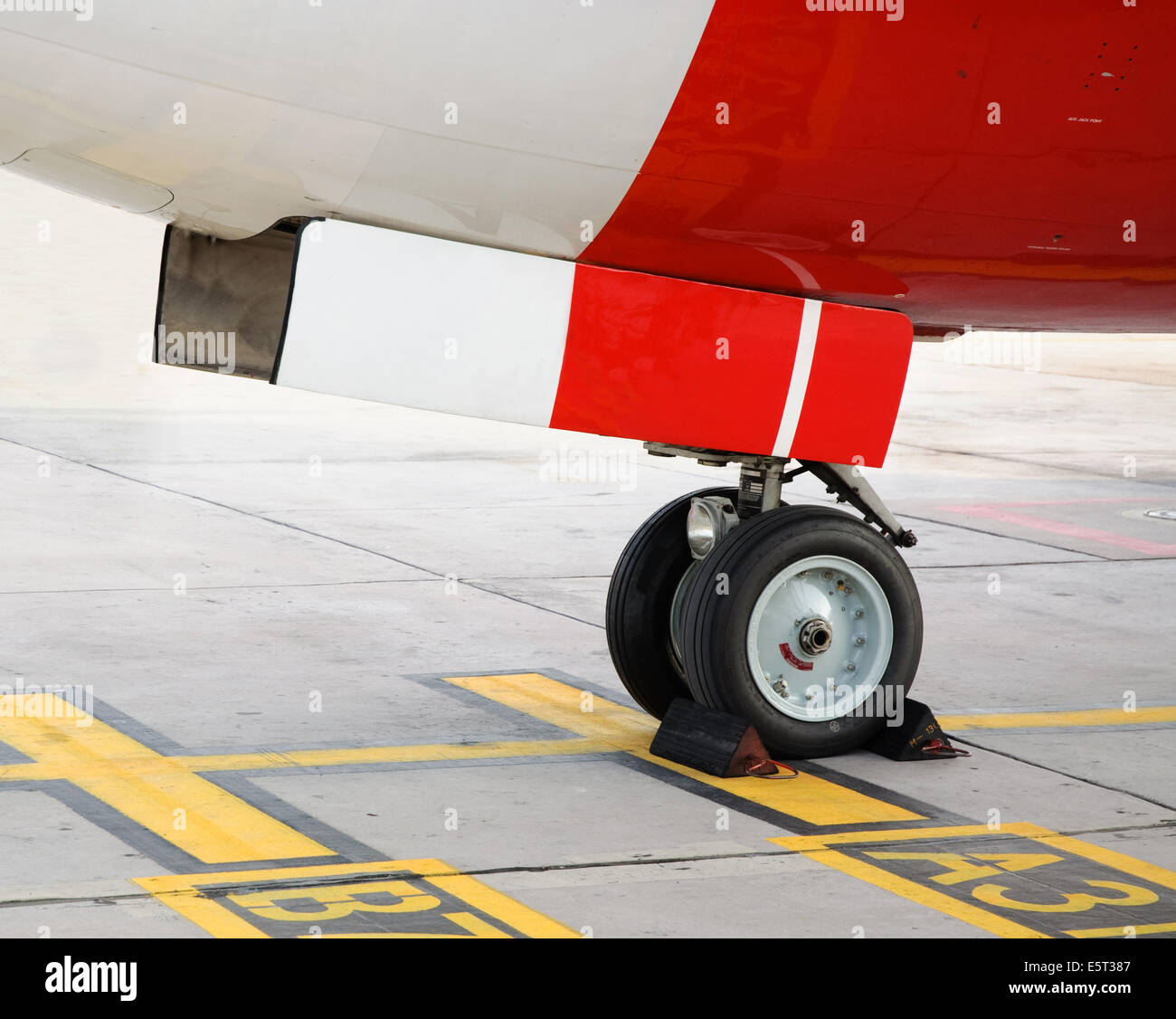 Nose wheel landing gear hi-res stock photography and images - Alamy