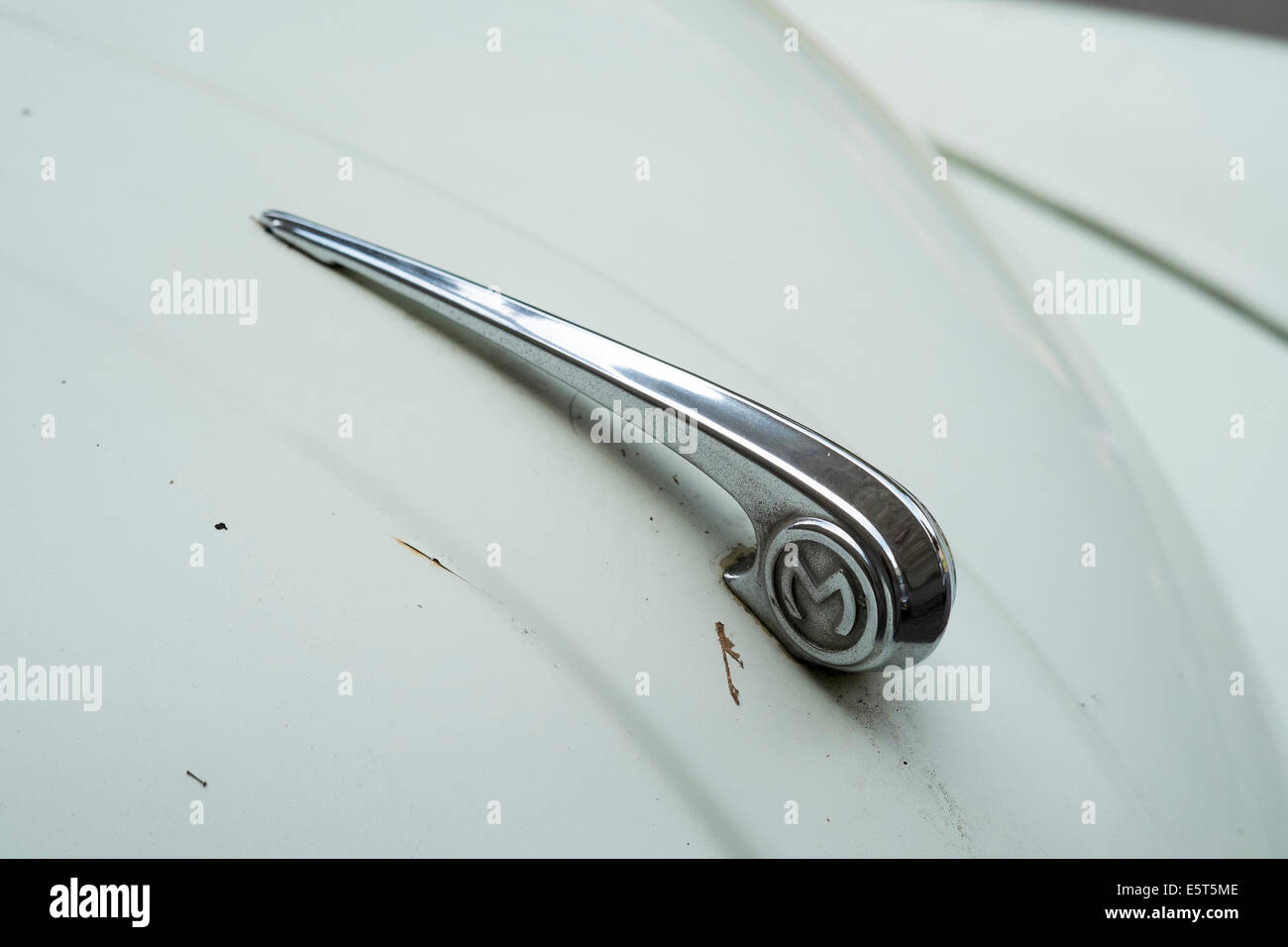 Morris Minor 1000 bonnet handle with badge Stock Photo - Alamy
