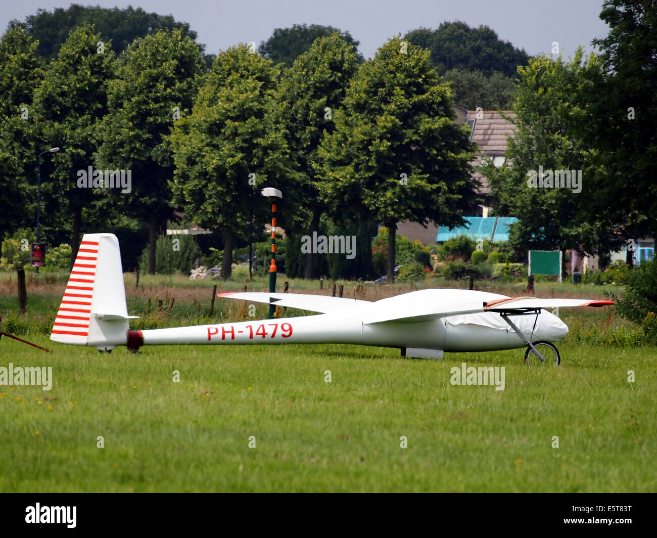 The PH-1479 Schempp-H Cirrus is a sailplane captured at Hilversum ...