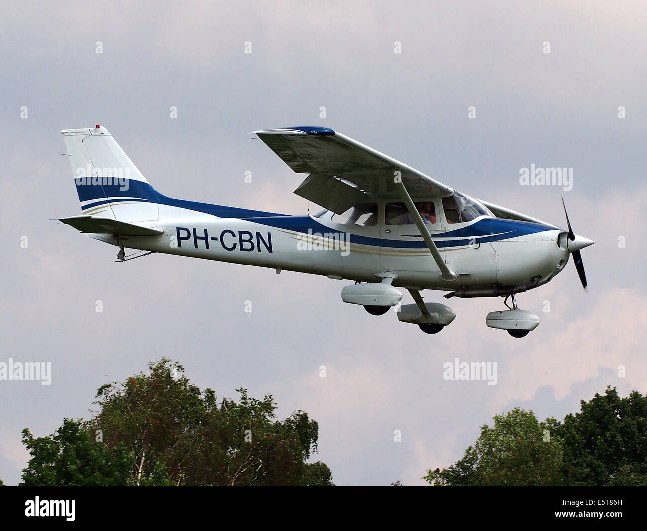 Single engine cessna 172 airplane hi-res stock photography and images ...