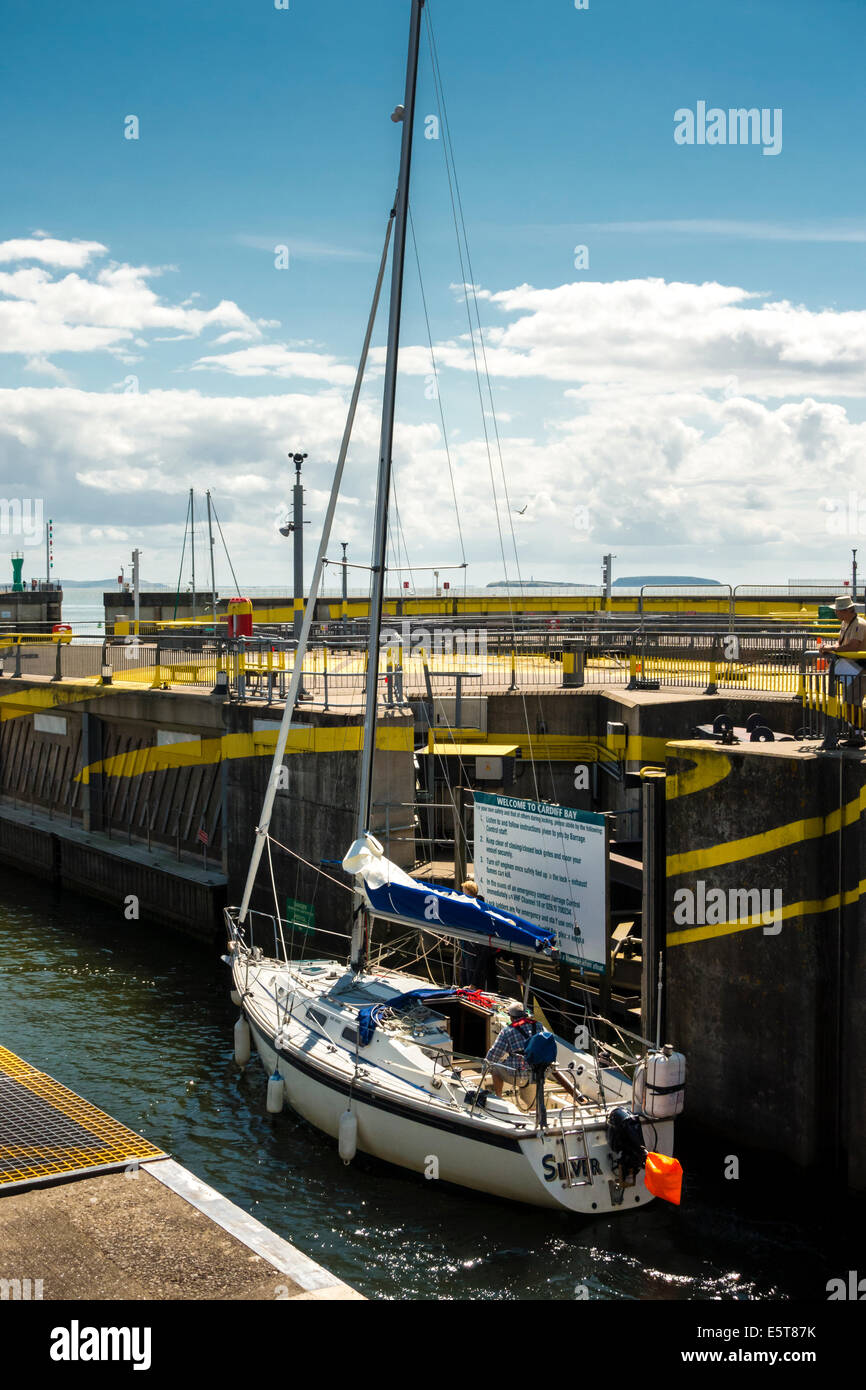 Sail boat navigating the lock gates of Cardiff Bay Barrage Stock Photo ...