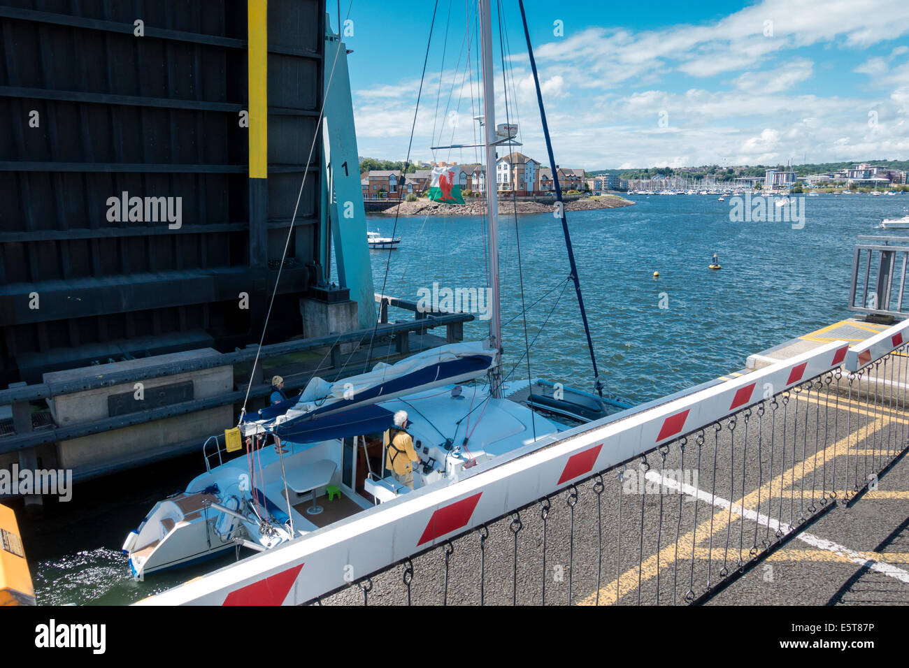 Cardiff bay barrage lock gates hi-res stock photography and images - Alamy