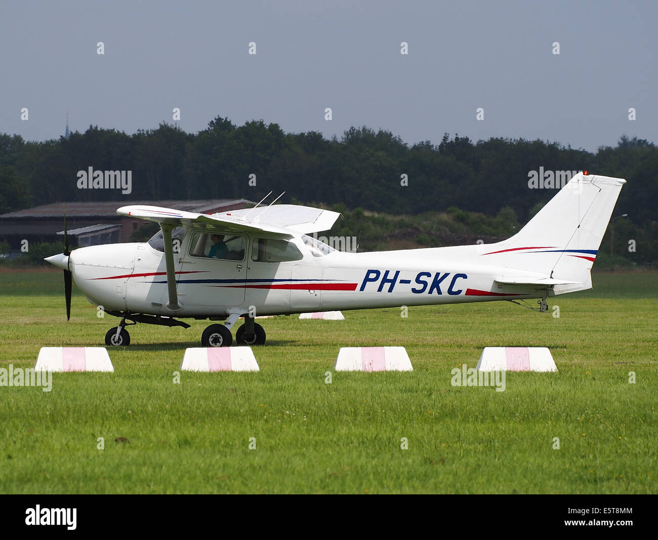 Single engine cessna 172 airplane hi-res stock photography and images ...