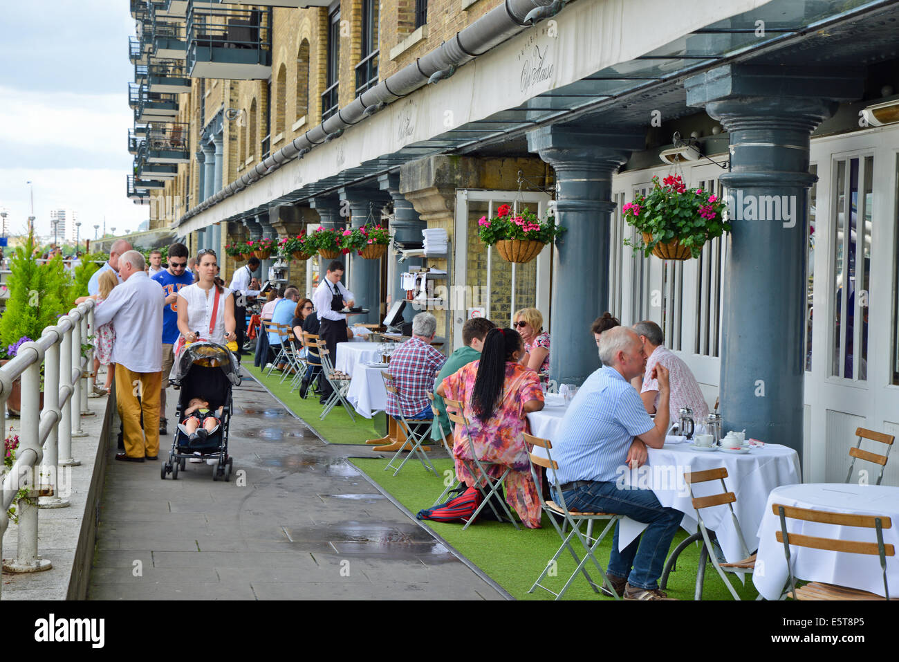 Table of people eating outdoors hi-res stock photography and images - Alamy