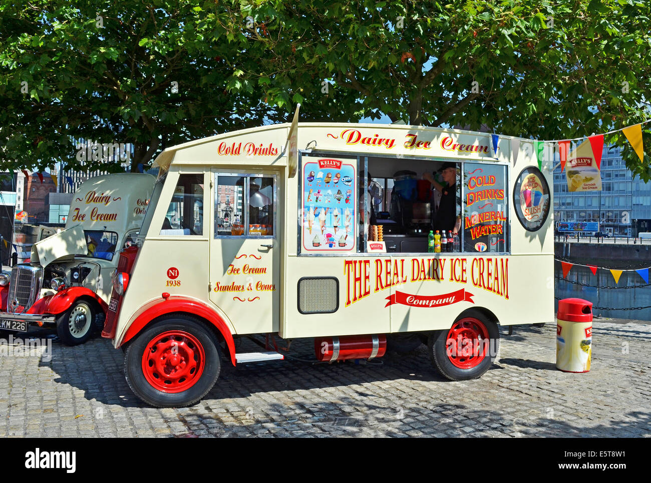 A vintage ice cream van Stock Photo - Alamy