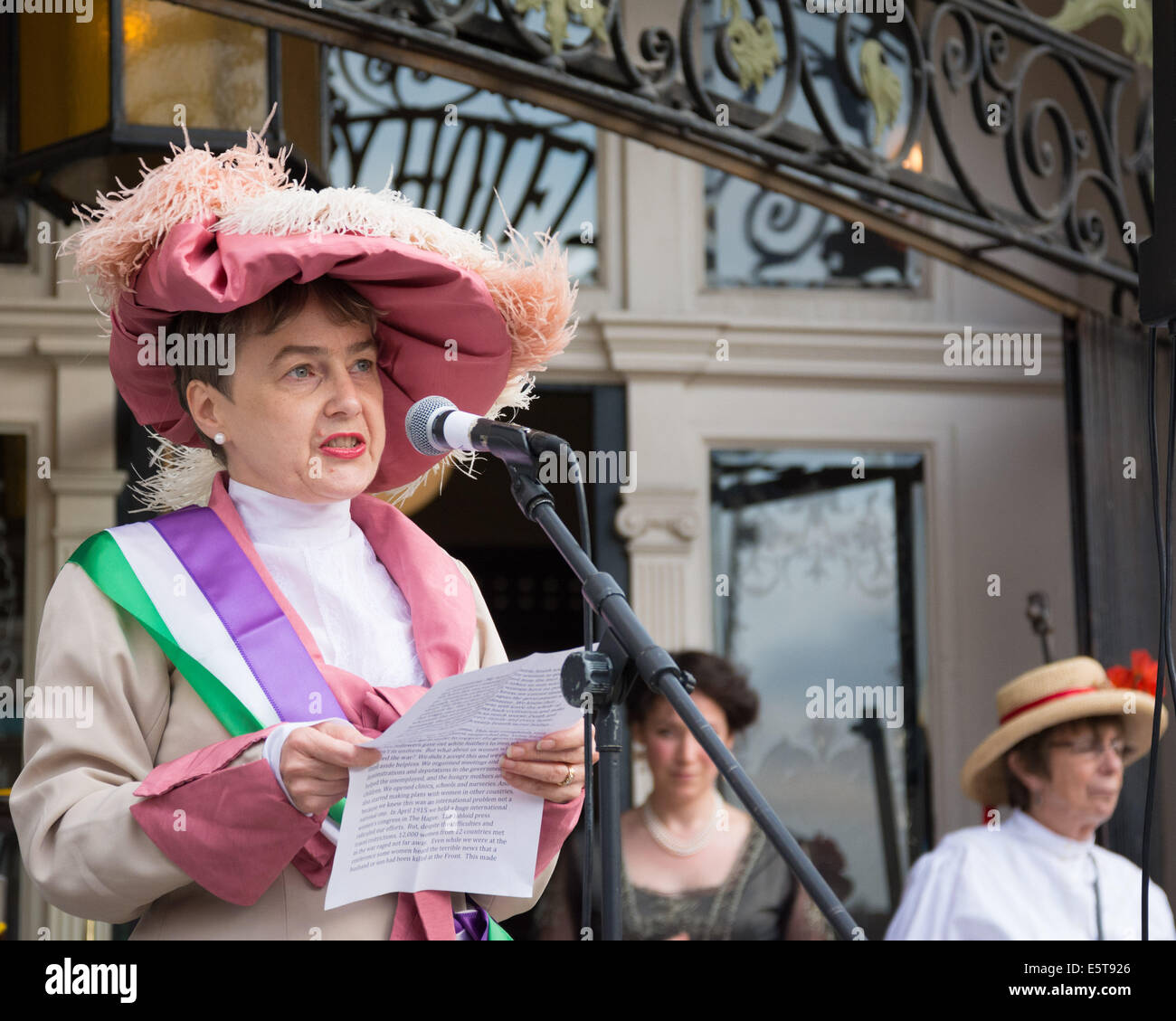 Green Lanes, London, UK, 5th August, 2014. An actor dressed as a ...