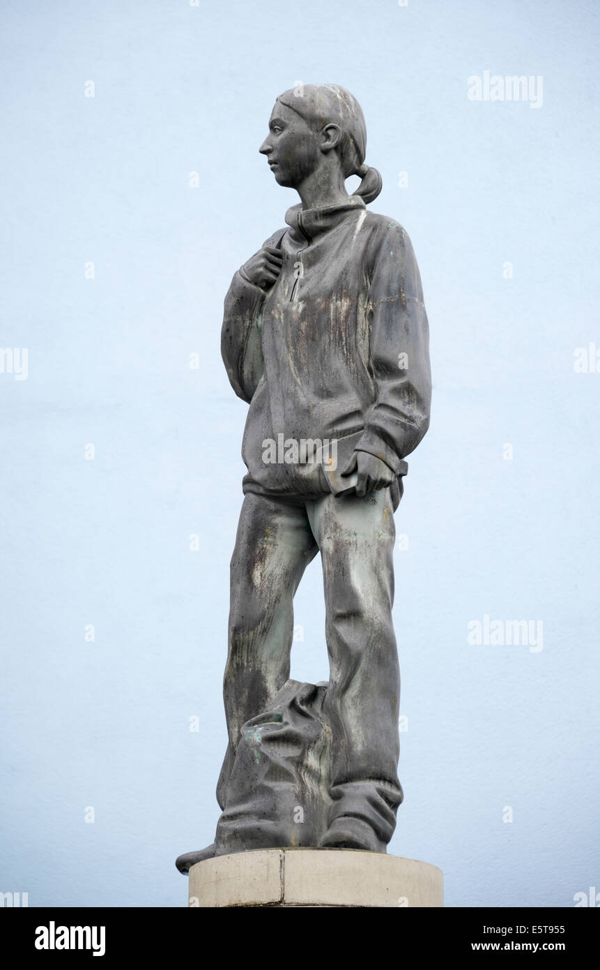 Backpacking Girl a sculpture by Kenny Hunter in New Gorbals Glasgow ...