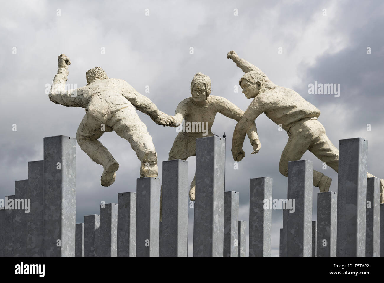 David Annand's 'Reel of three' sculpture Dalmarnock Road roundabout ...