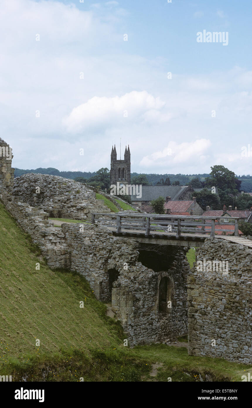 Helmsley Castle, Helmsley, North Yorkshire, England 690707 032 Stock ...