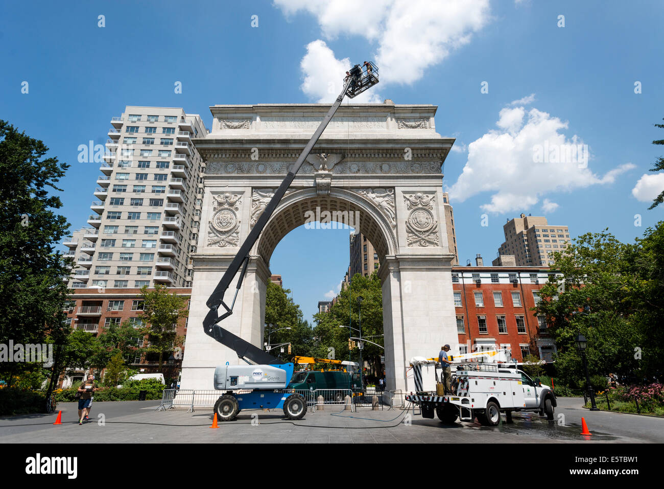 Parks workers perform yearly maintenance on Washington Arch ©Stacy ...