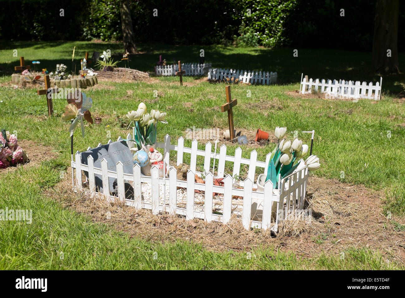 Childrens tomb hi-res stock photography and images - Alamy
