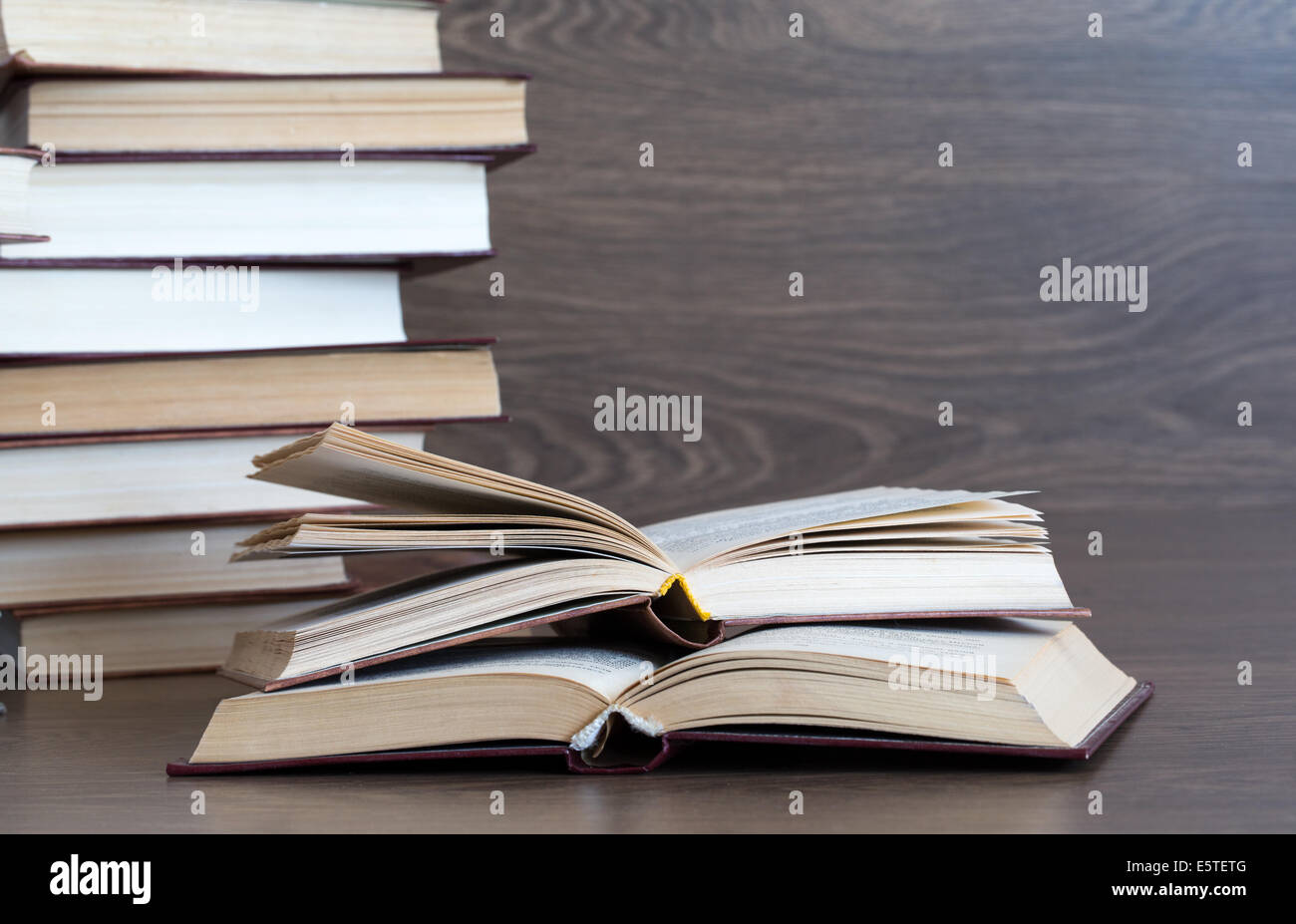 Books library wall texture hi-res stock photography and images - Alamy