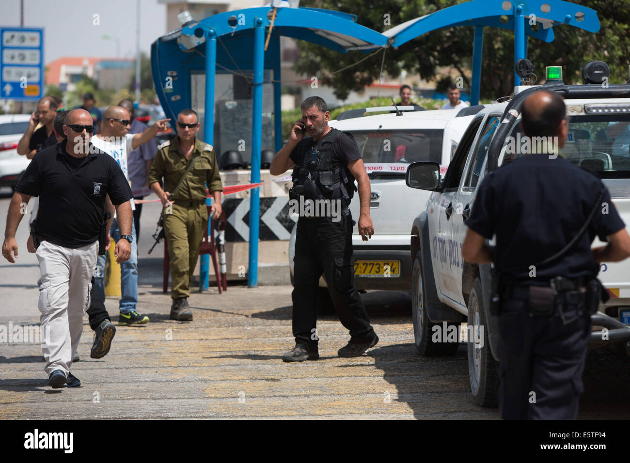 Jerusalem. 5th Aug, 2014. Israeli police and rescue personnel work at ...