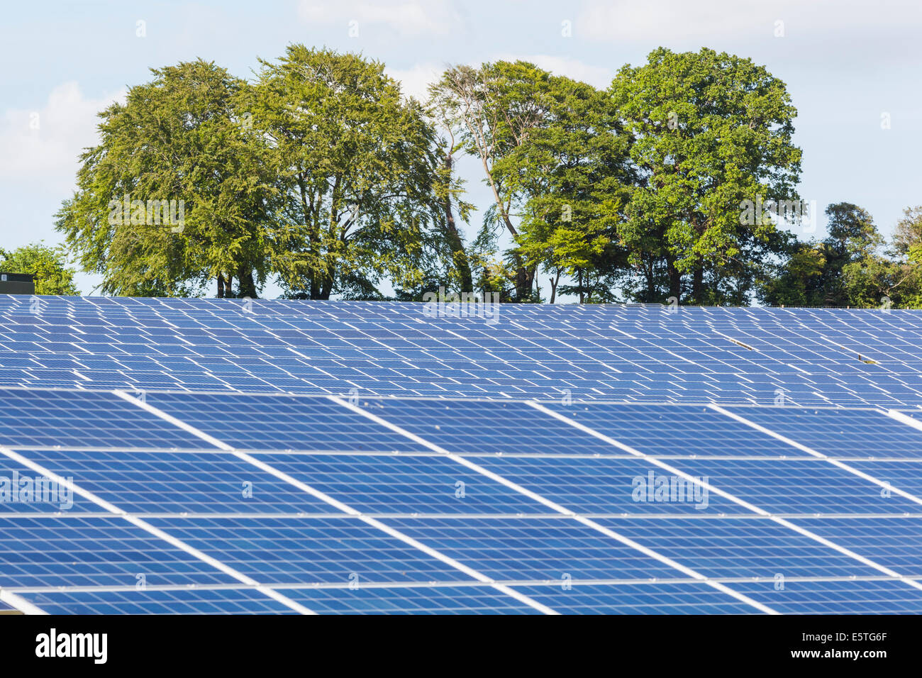 Solar panels field england hi-res stock photography and images - Alamy