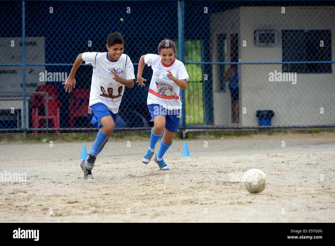 Brazilian teenagers playing football hi-res stock photography and ...