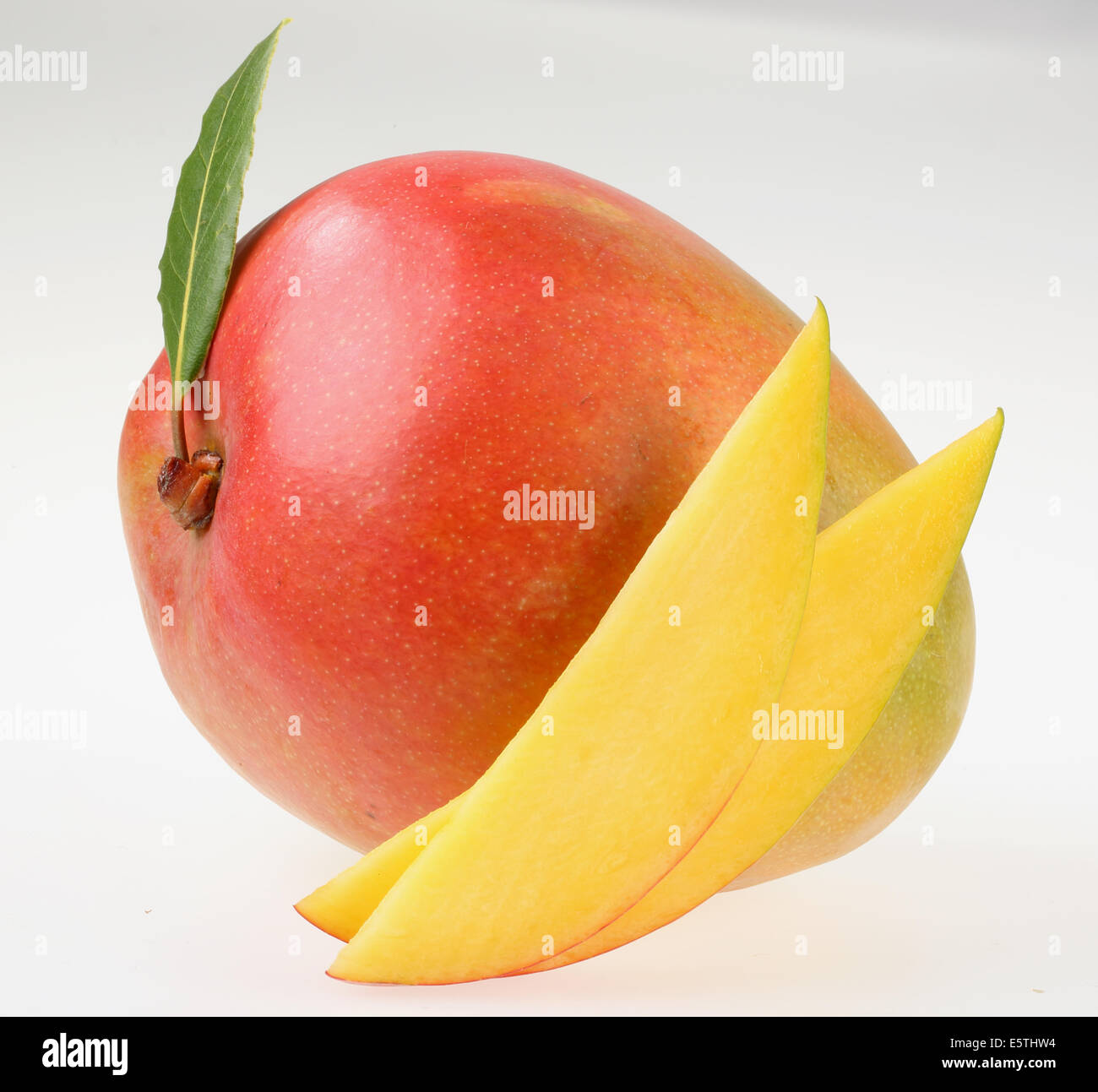 WHOLE HALF AND SLICED MANGO Stock Photo - Alamy