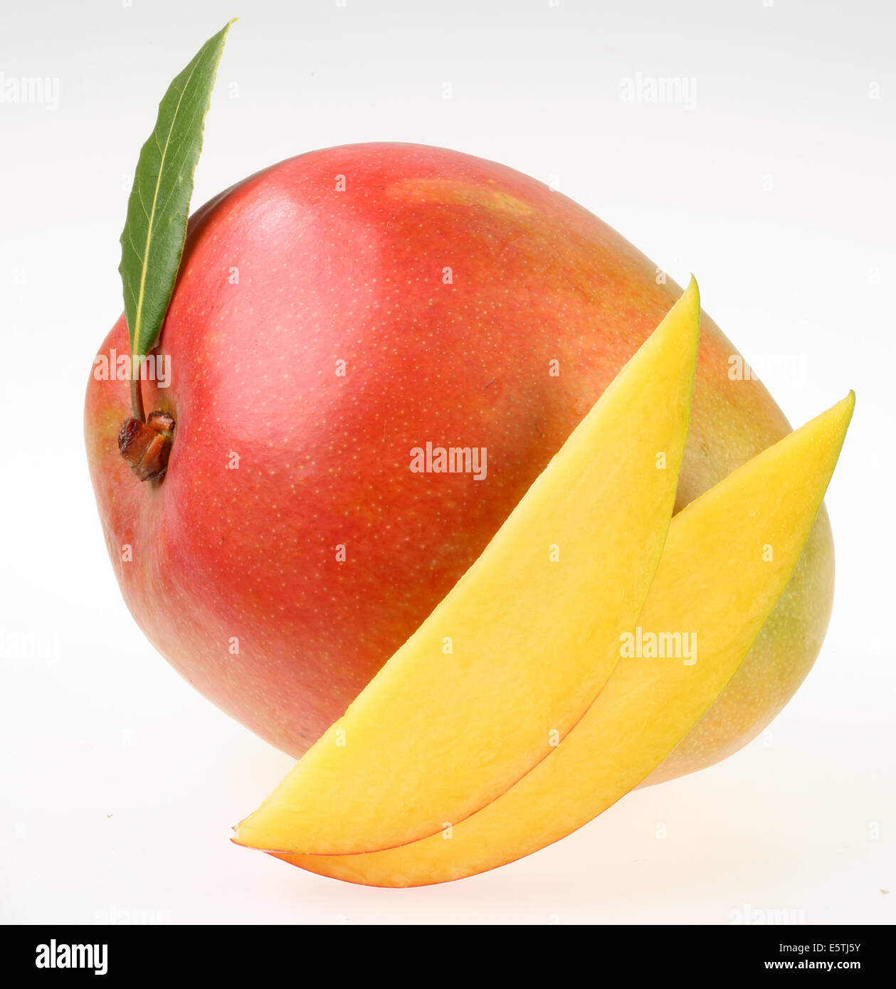 WHOLE HALF AND SLICED MANGO Stock Photo - Alamy